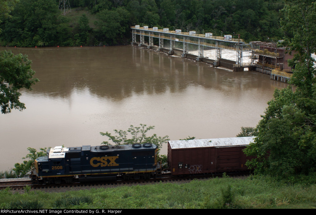 CSXT 2508 takes the H744 local west past a swollen James River
